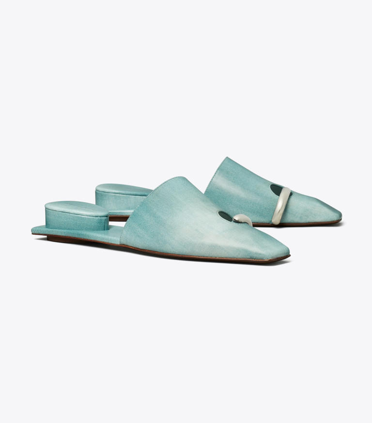 Only people with very cool style would think to wear this shoe color in ...