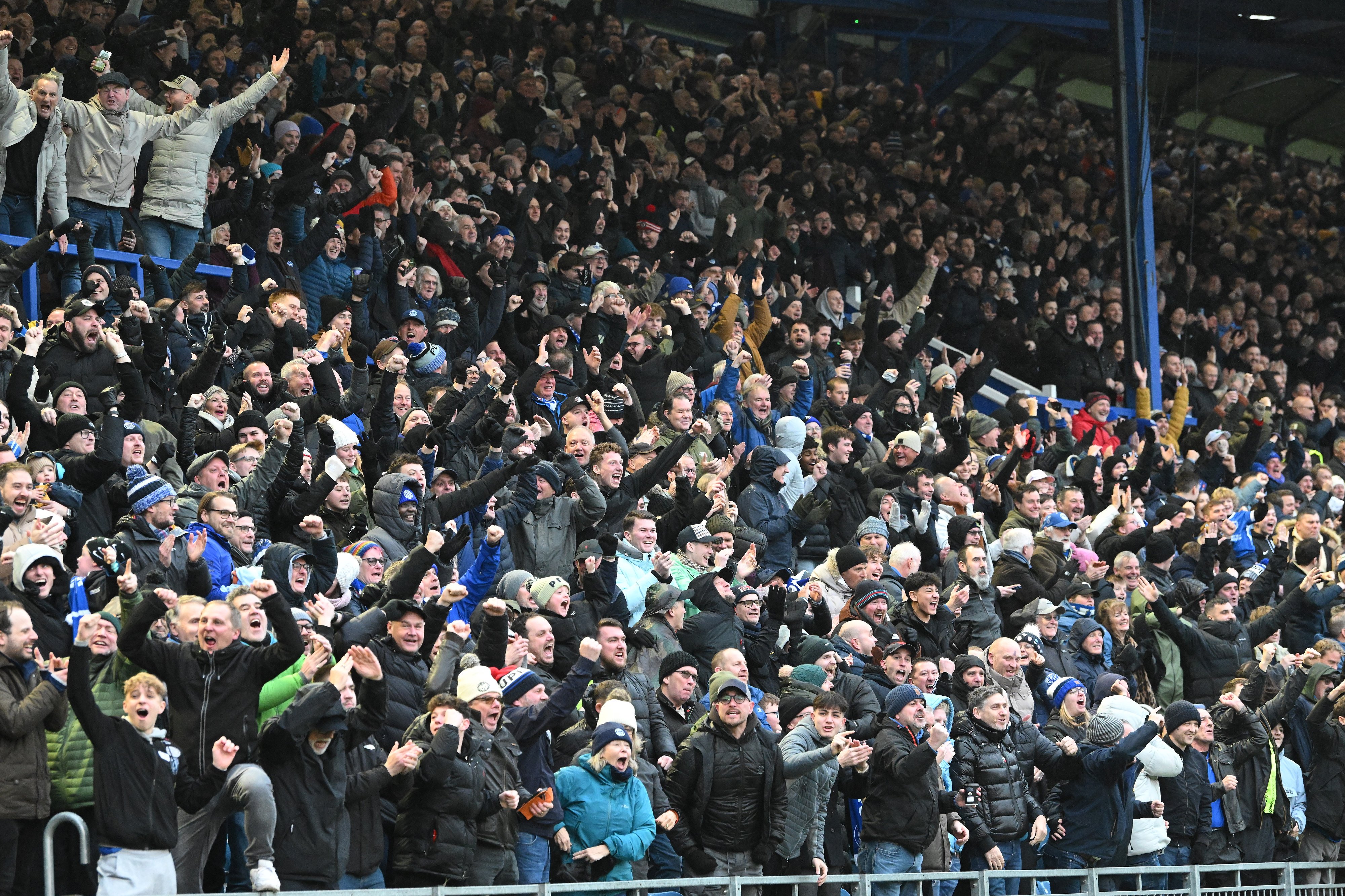 65 fabulous photos of valiant Portsmouth faithful at Fratton Park in FA ...