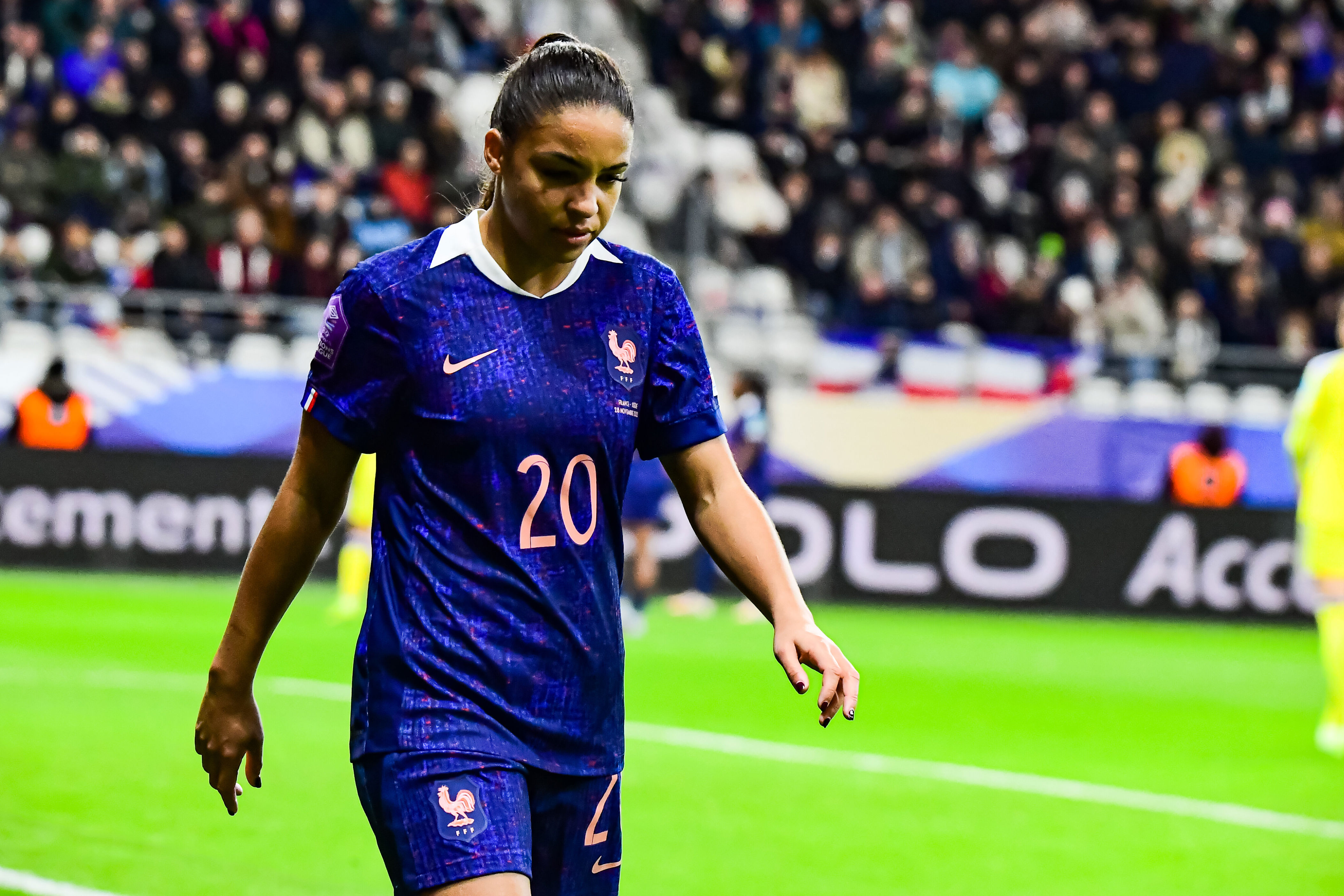 Voetballer ziet debuut in het water vallen door oorbel: 'Kinderlijke fout'