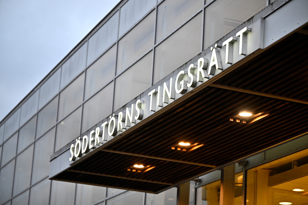 Sju åtalas för hot och mordbrand mot politiker