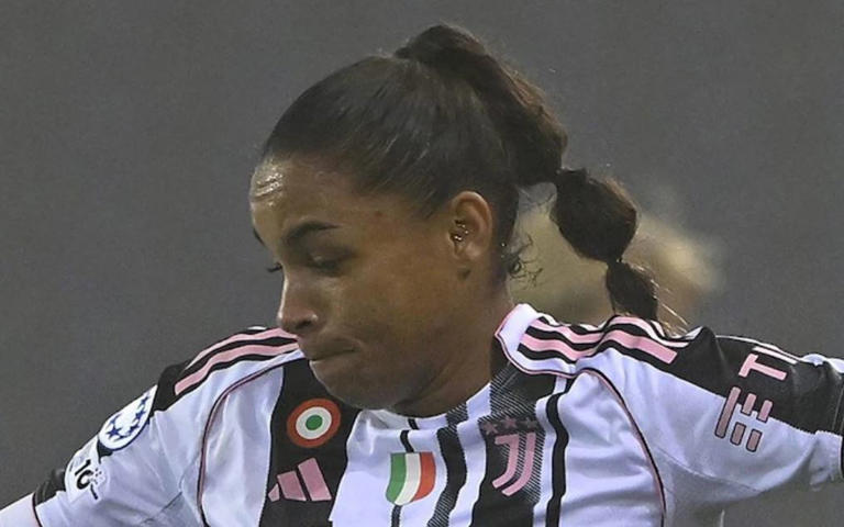 Voetbalster ziet debuut in het water vallen door oorbel: 'Kinderlijke fout'