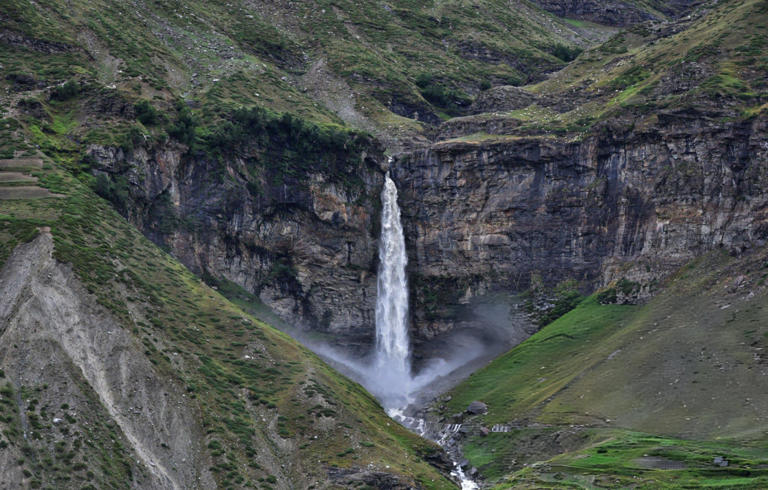 Himachal on bucket list? Sissu in Lahaul-Spiti bars tourists for 40 ...