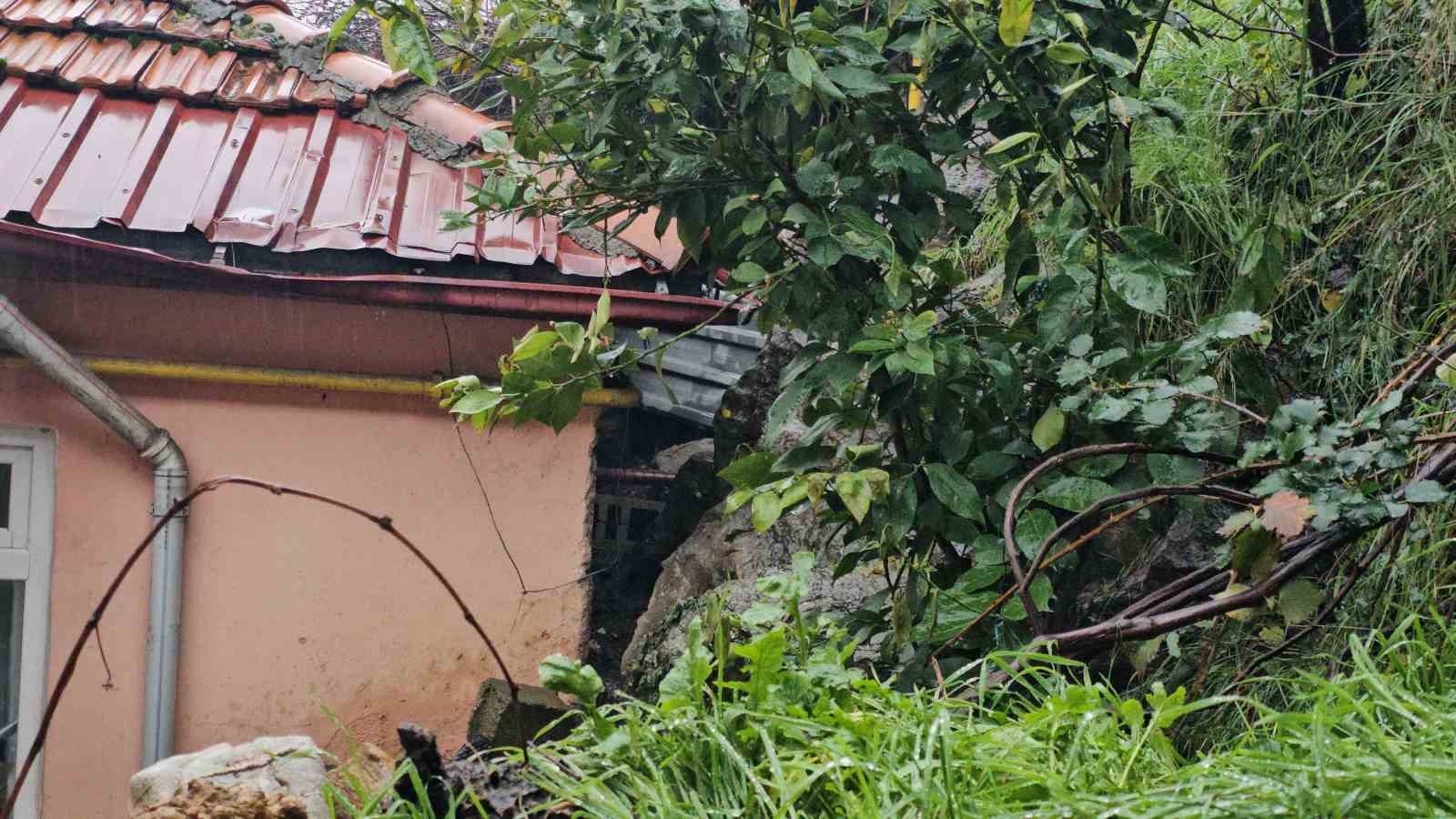 Zonguldak’ta korkutan heyelan; kayalar iki evin üzerine düştü