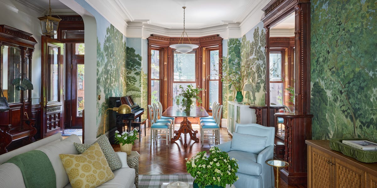 A custom mural brings verdant life to this 21-foot-wide Brooklyn brownstone