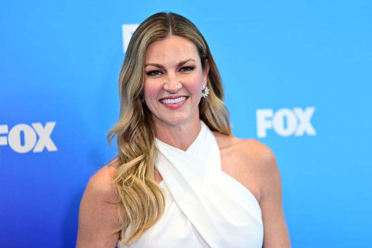 Erin Andrews goes viral on live TV and fans absolutely roasted her
