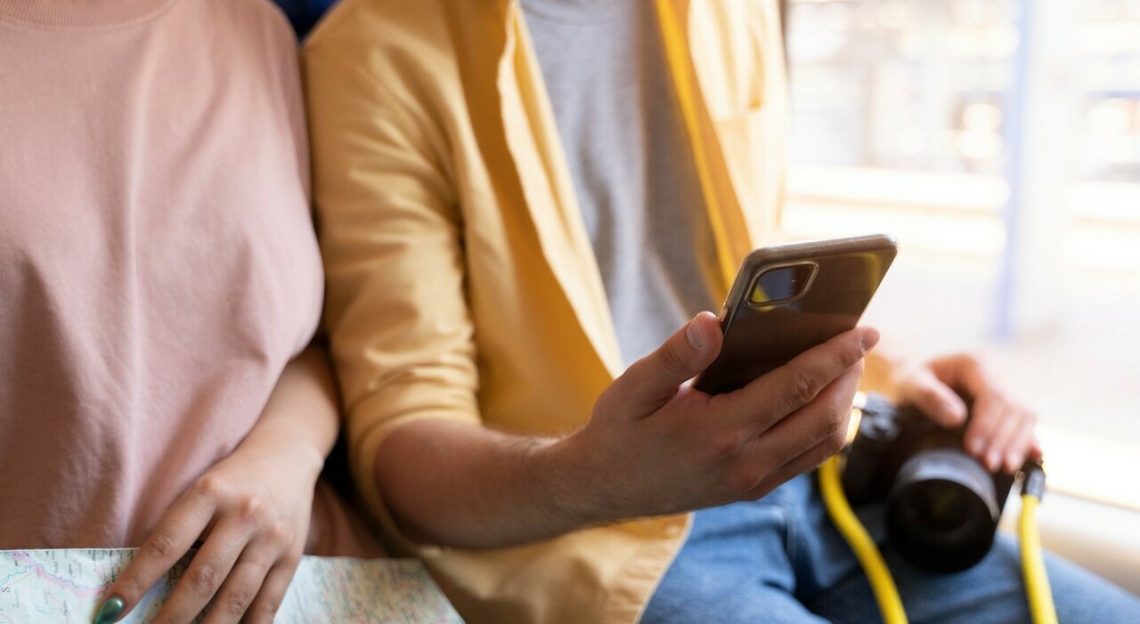 Lei li adesca sulle app di incontri, lui li rapina: arrestati una ...