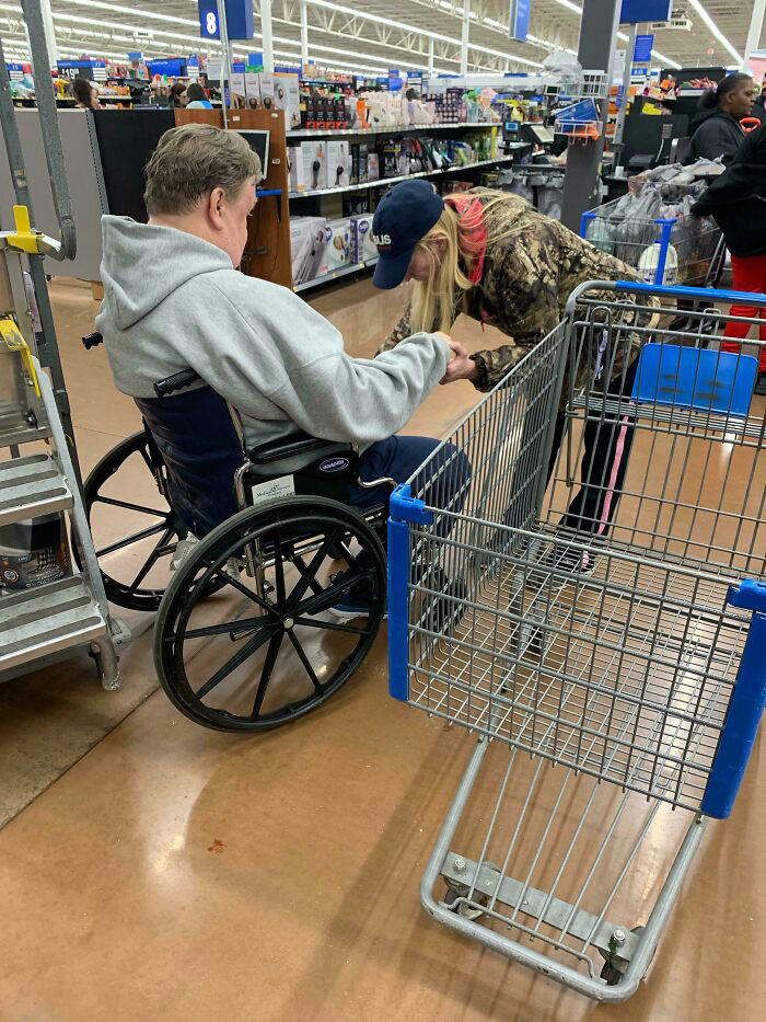 27 of the most chaotic things seen on “People of Walmart”