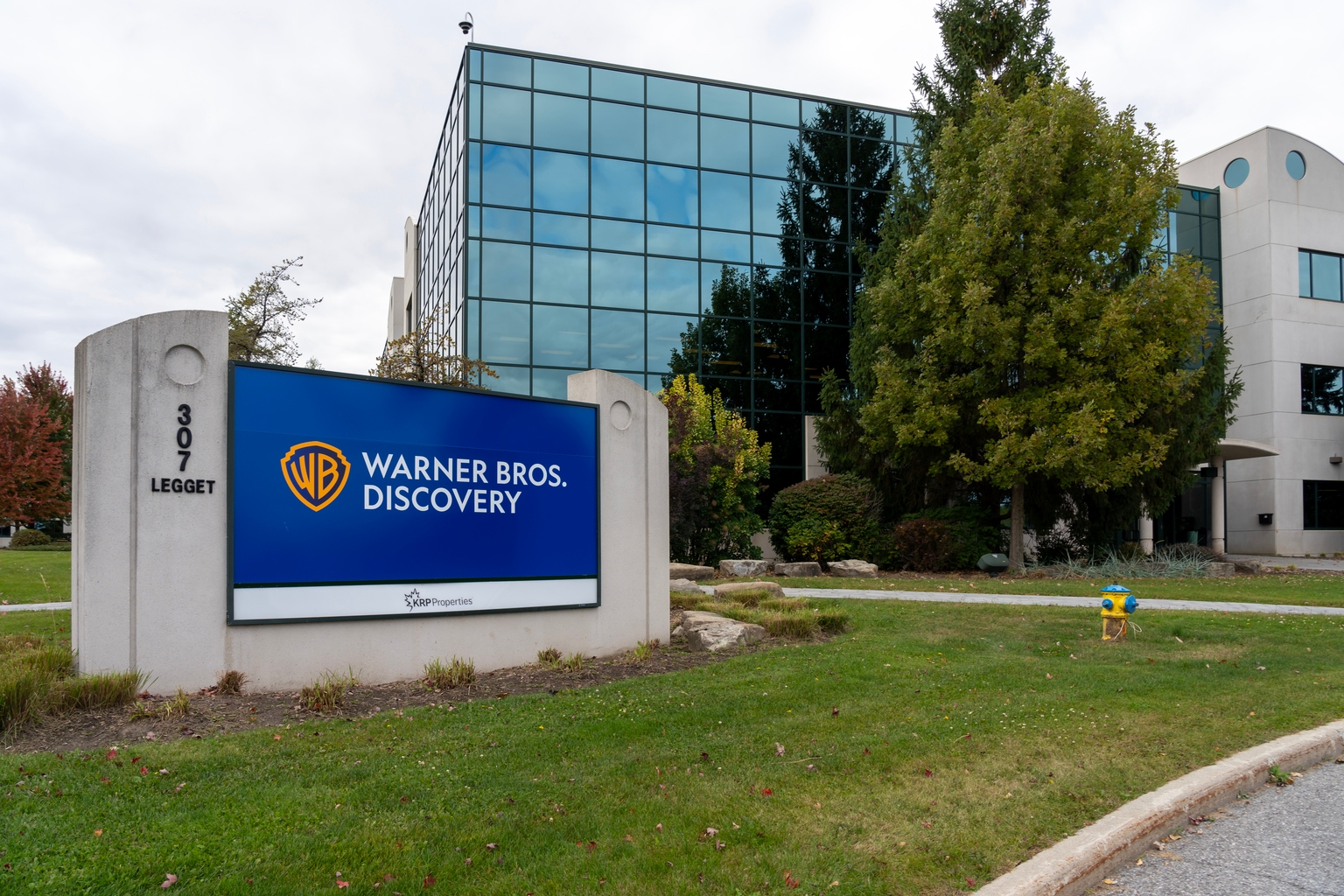 Large Warner Bros. holder doesn't believe Paramount bid is superior