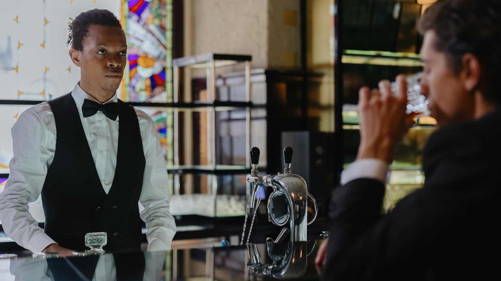 10 warning signs fine dining servers spot as soon as you walk in