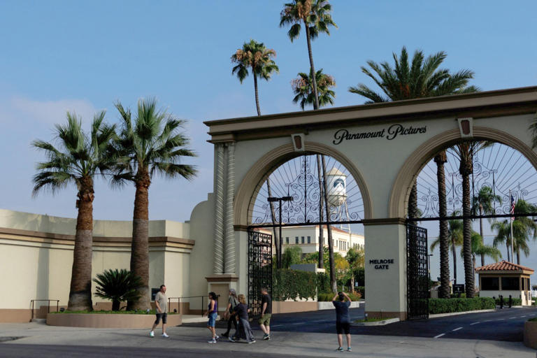 Paramount plans proxy fight to push hostile Warner bid