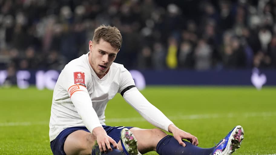 Micky van de Ven looks like the next Gareth Bale (and not in a good way)