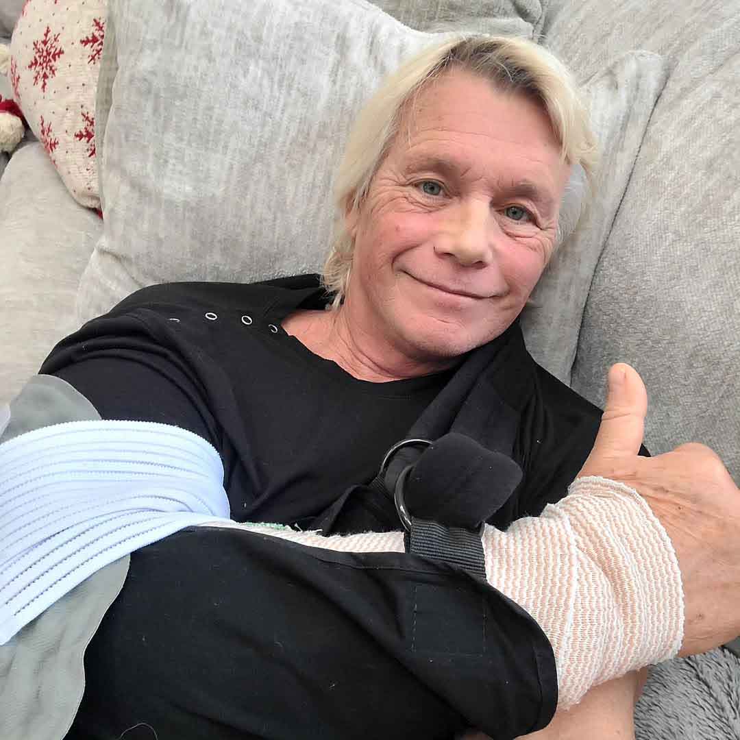 Star of "Blue Lagoon", Christopher Atkins undergoes another surgery and ...