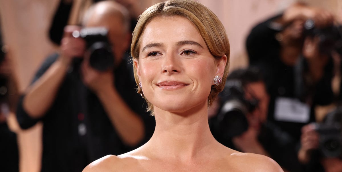 Jessie Buckley reveals a shiny, vintage pixie cut at the Golden Globes ...