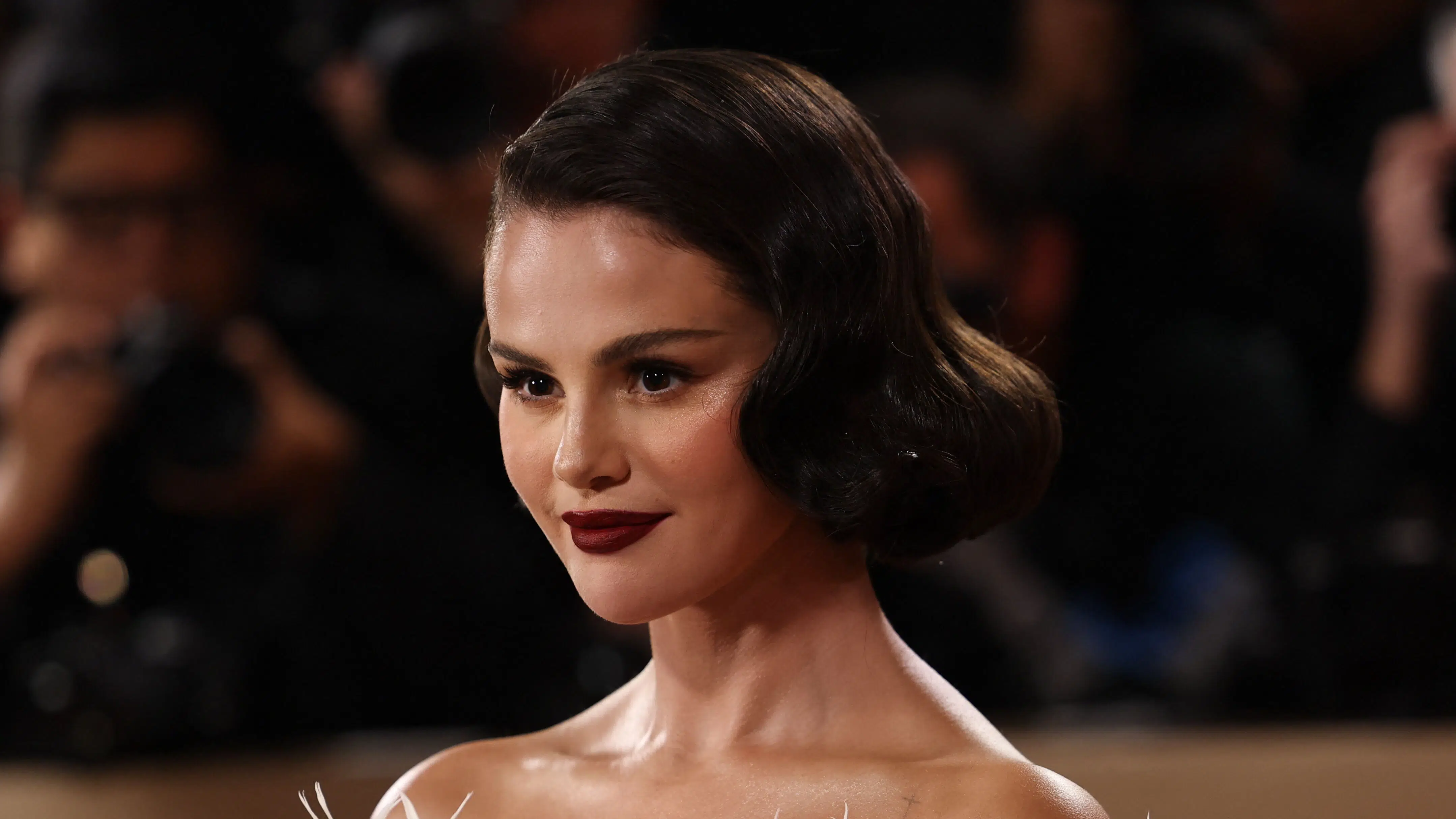 Selena Gomez vækker opsigt i vild kjole: 320 timer