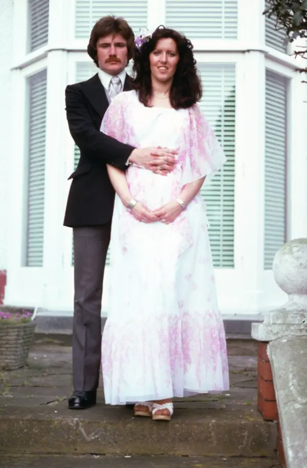 25 classic 80s wedding photos that capture the decade’s style