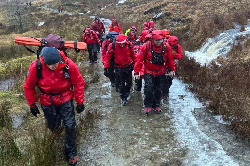 Walker rescued from icy Ben Lomond after sustaining knee injury