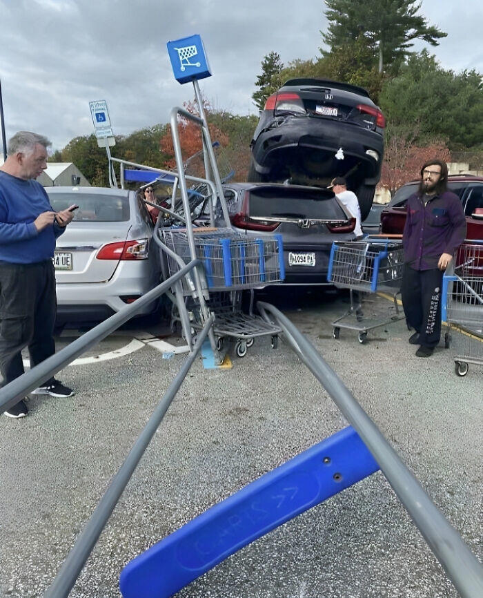 27 of the most chaotic things seen on “People of Walmart”