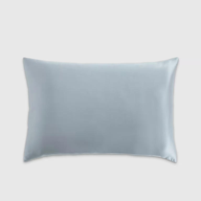 Jessie Buckley’s Golden Globes gown made me see powder blue differently ...