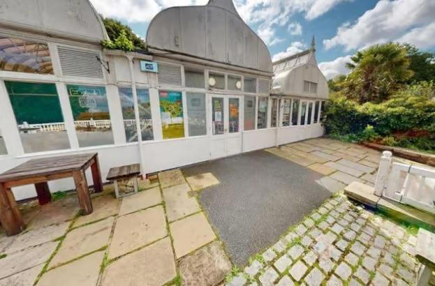 'Structurally unsound' cafe and shop at Lancaster Park to be demolished