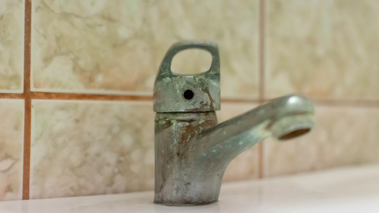 Say goodbye to hard water stains with the help of an ordinary kitchen ...