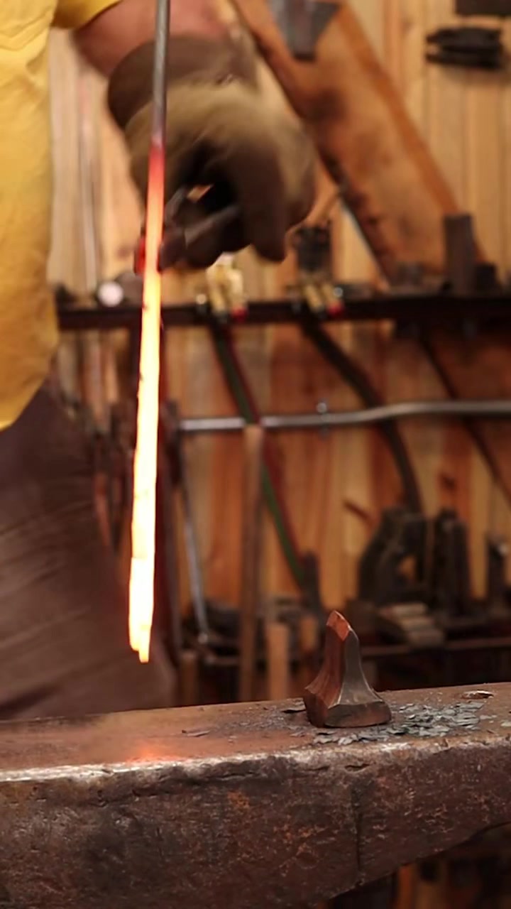 Forging rams horn scrolls for hooks