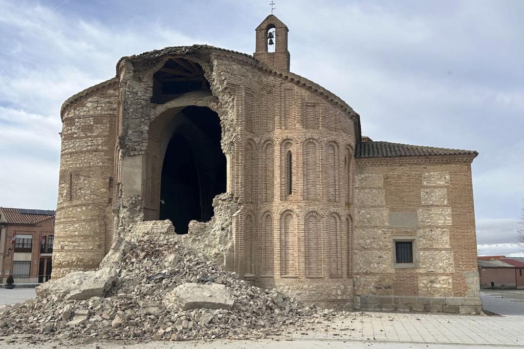 Se desploma el ábside románico-mudéjar de la iglesia parroquial de ...