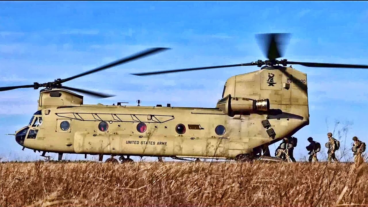 Green Berets parachute from Chinook helicopter (Dec 2025)