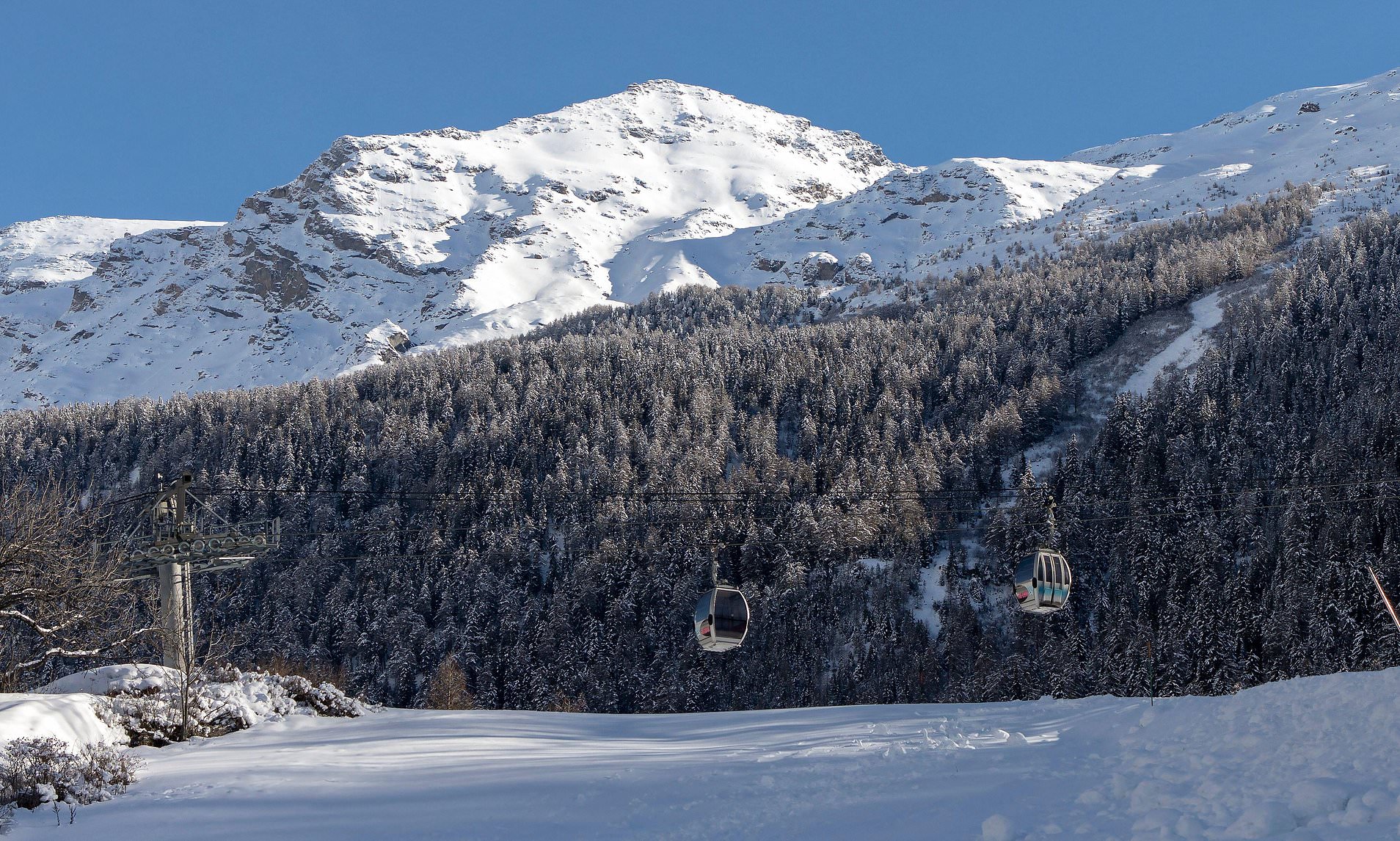 Ski resort workers find dead tourist in a gondola when it arrives at ...