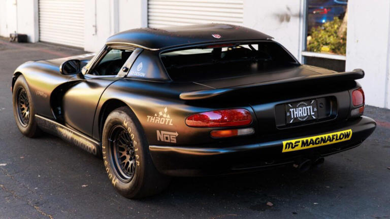 2001 Dodge Viper RT/10 brings $33,250 after Hellcat swap