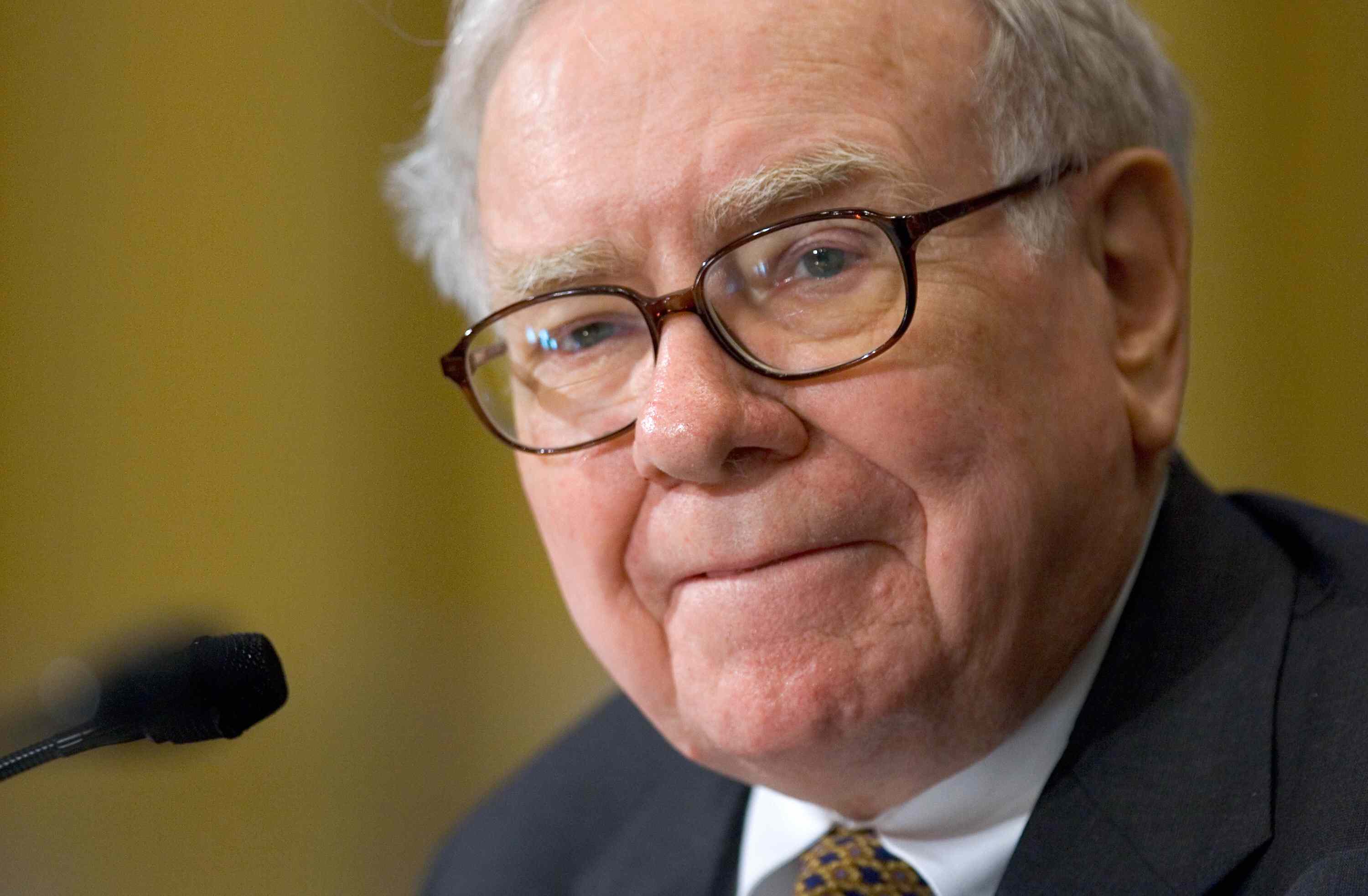 Warren Buffett breaks down the habit that’s keeping investors from ...
