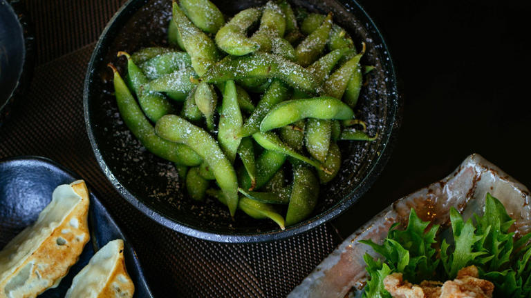 Vous ne savez toujours pas comment manger les edamame ? Voici comment faire