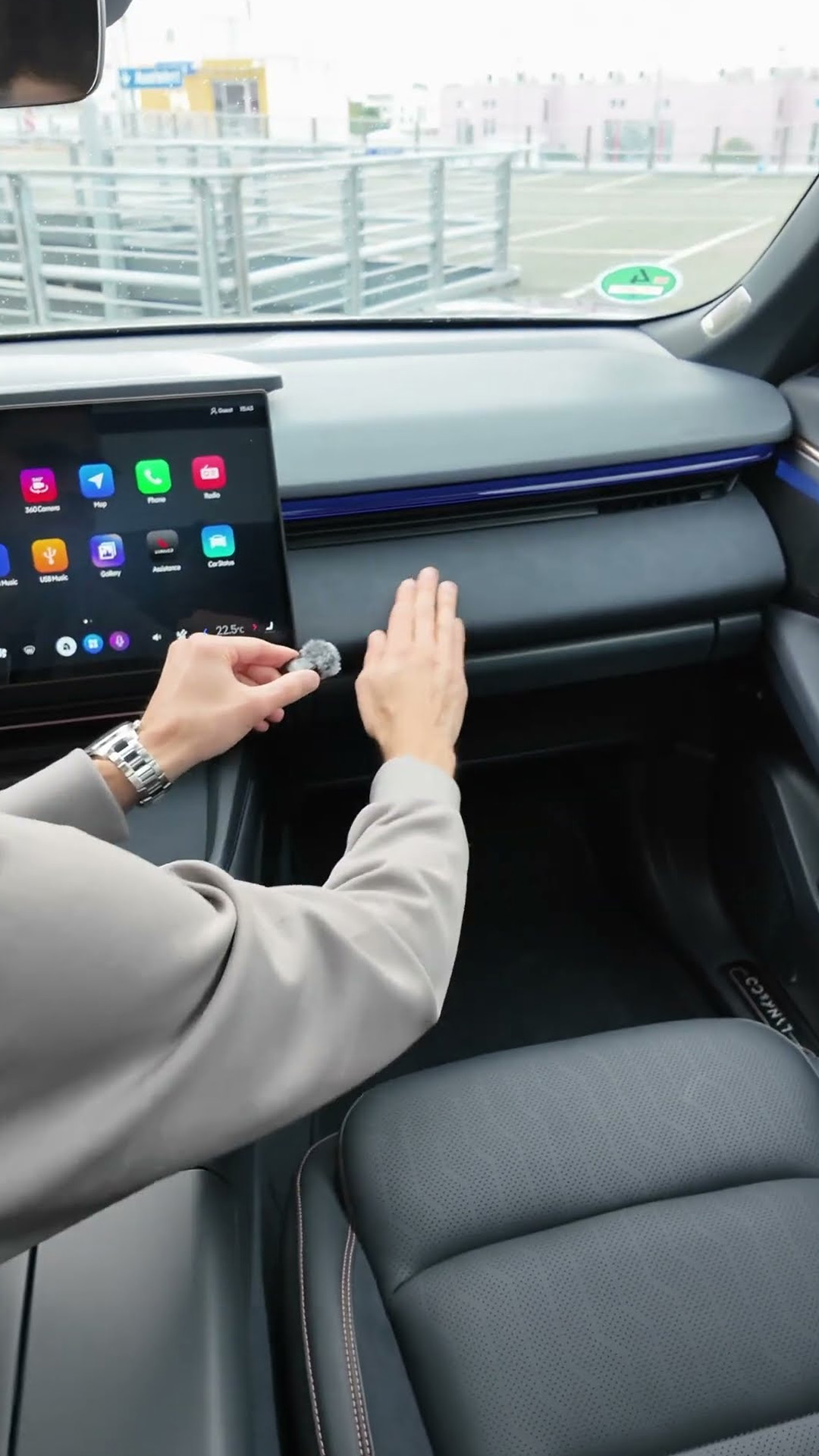 Surprising Interior Quality in the New Lynk & Co 08