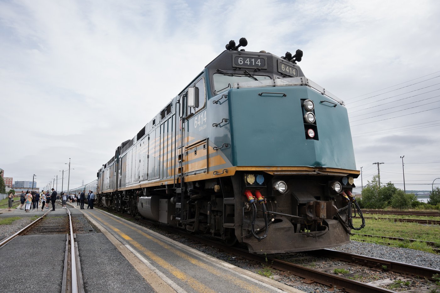 Un train de passagers percute deux remorques stationnées à proximité ...