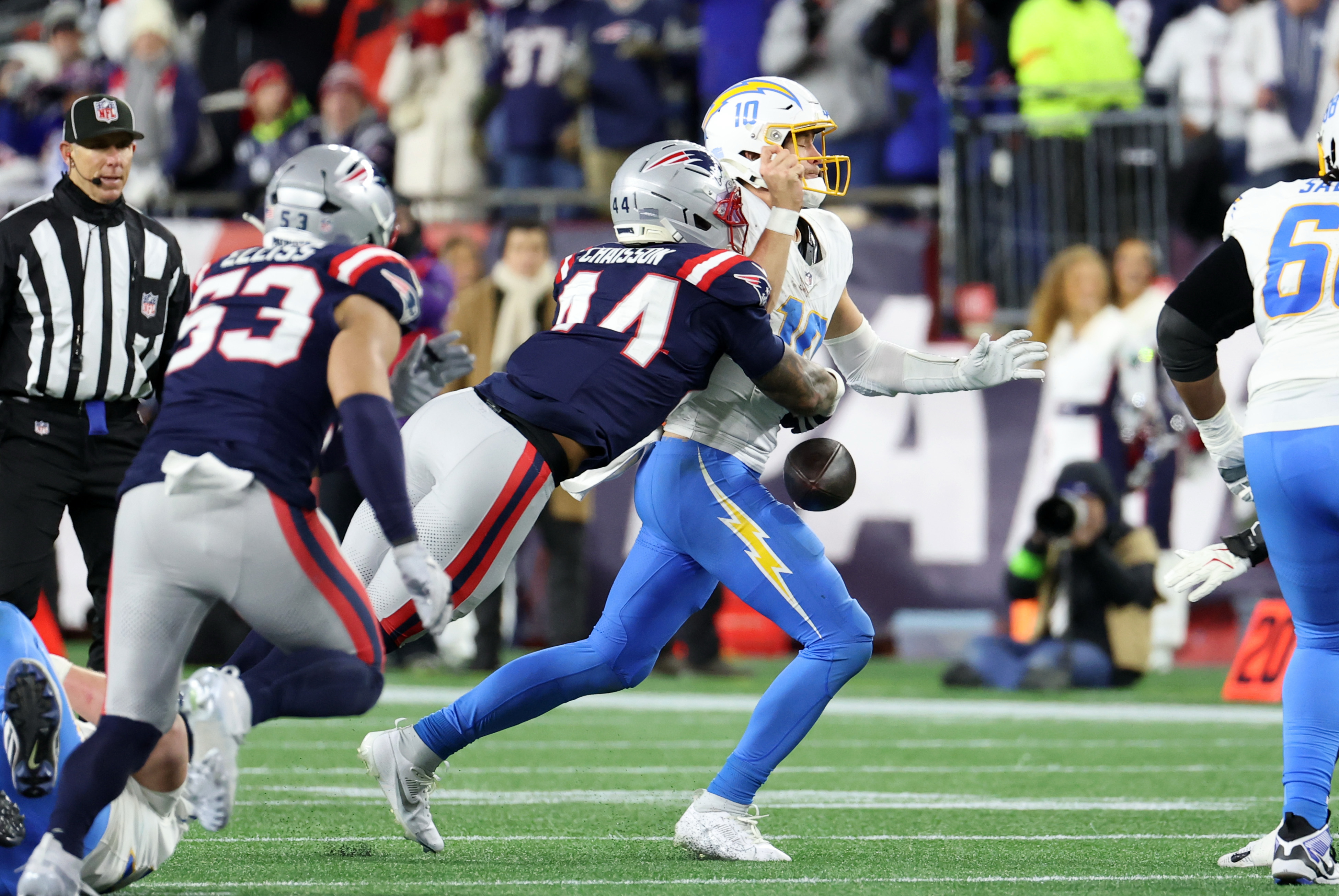 Patriots links 1/12/26: Defense headlocks, noogies Chargers into submission