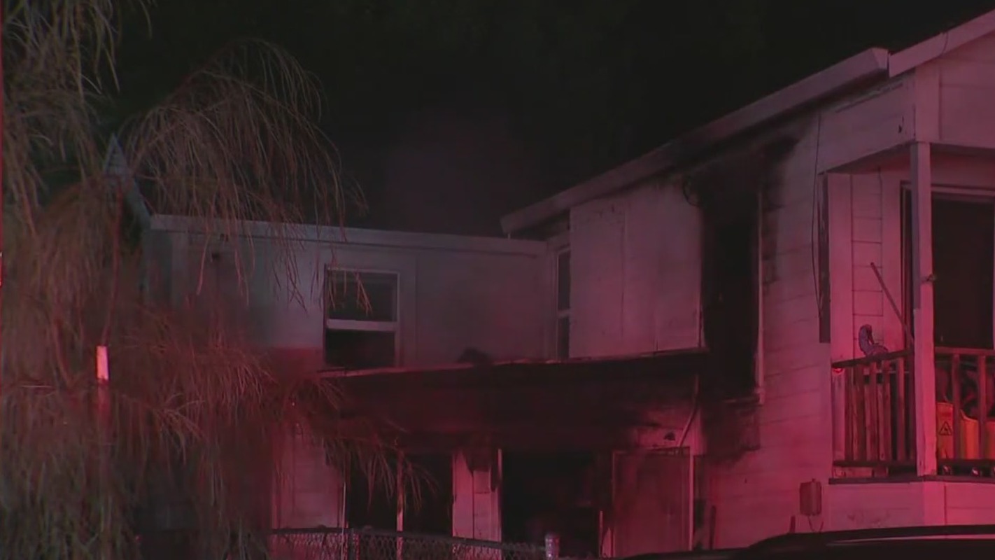 Early morning house fire in Sacramento kills one person, injures ...