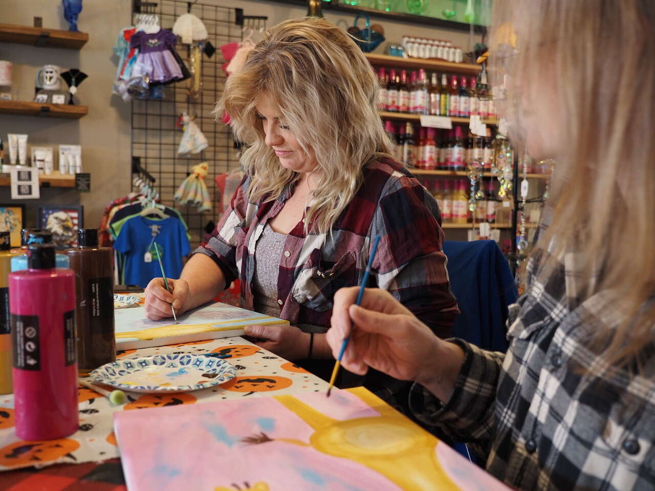 Giraffe paint class at the Warty Toad brings color to Bethalto
