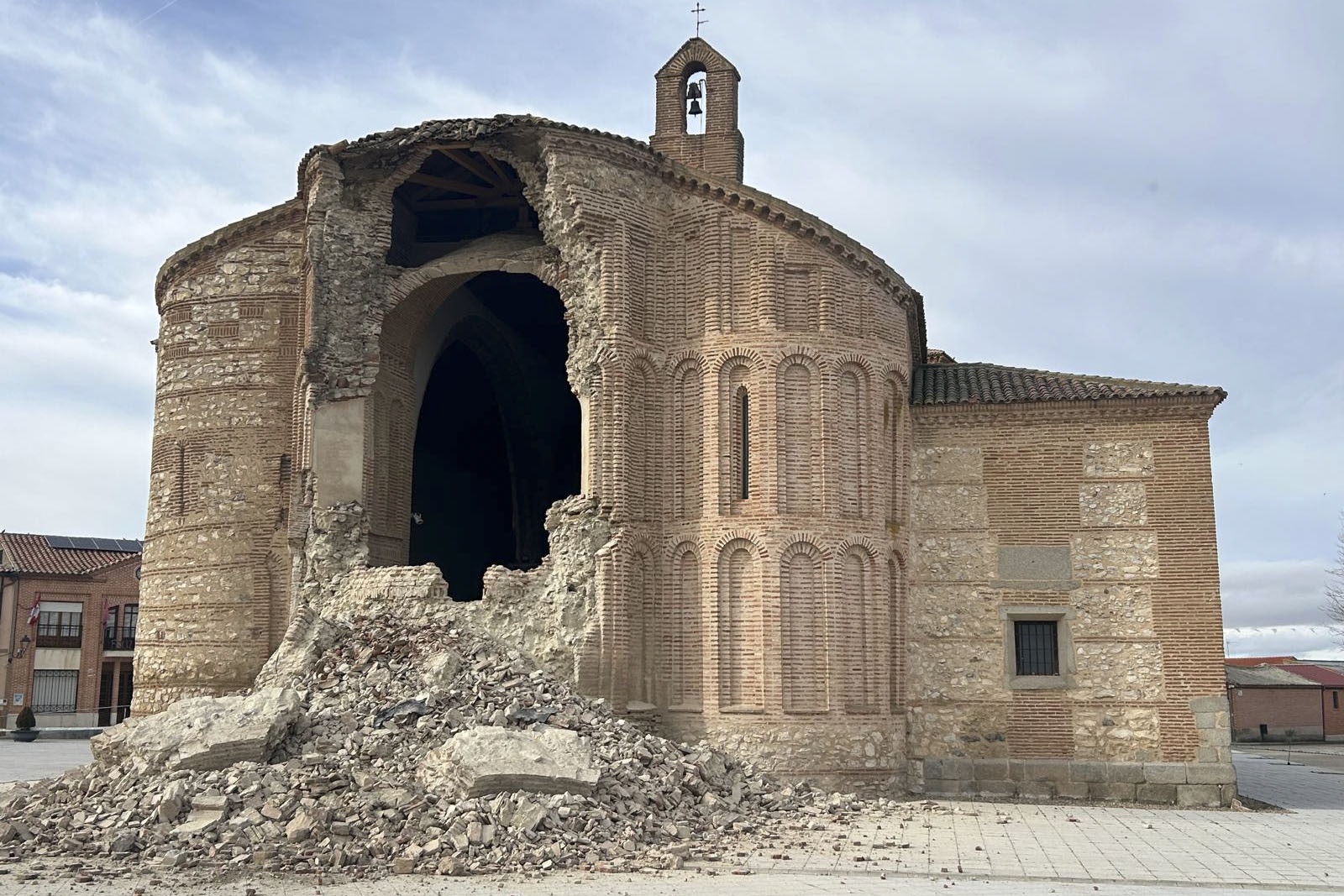 Se desploma el ábside románico-mudéjar de la iglesia parroquial de ...