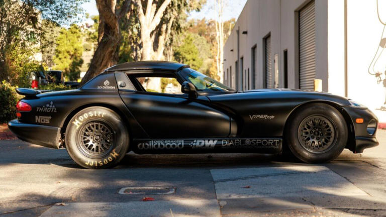 2001 Dodge Viper RT/10 brings $33,250 after Hellcat swap