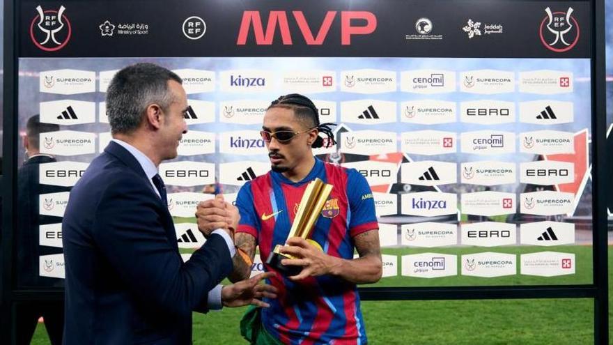 El director de sports marketing de Adidas entregó el MVP a Raphinha