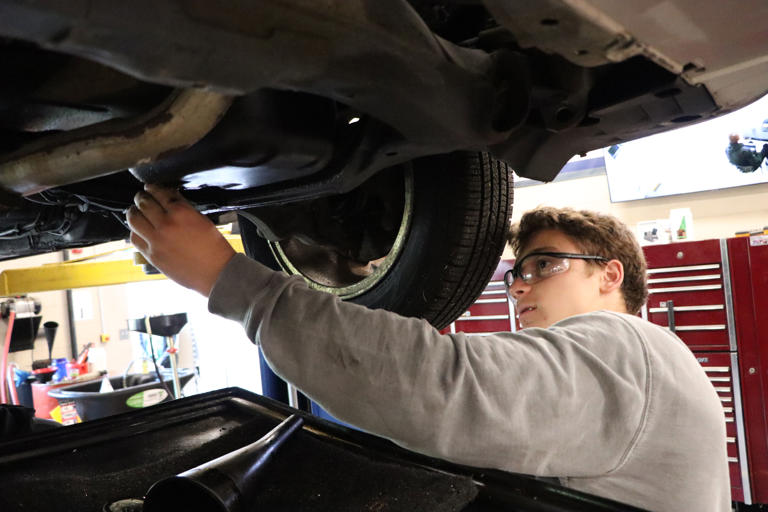 High school students fix up cars, then hand the keys to single mothers