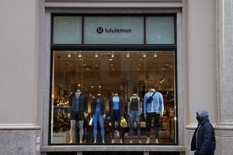 Lululemon expects holiday-quarter revenue, profit to be at top end of ...