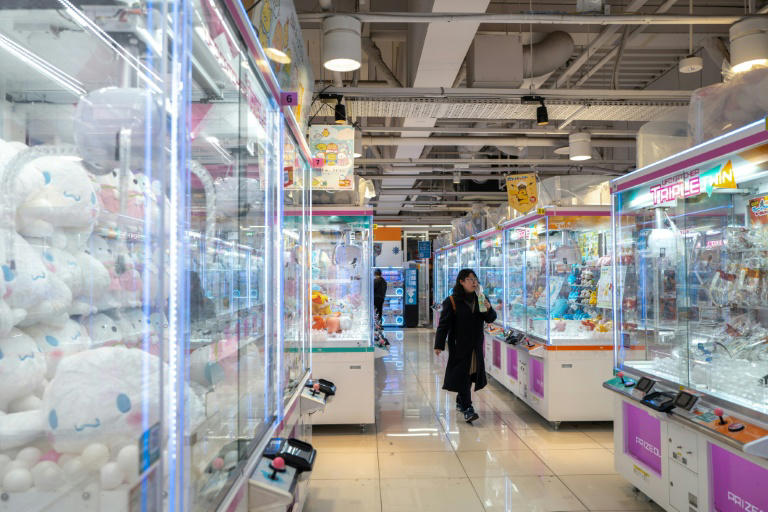 Au Japon, la folie des machines à pince, reines des salles d'arcade