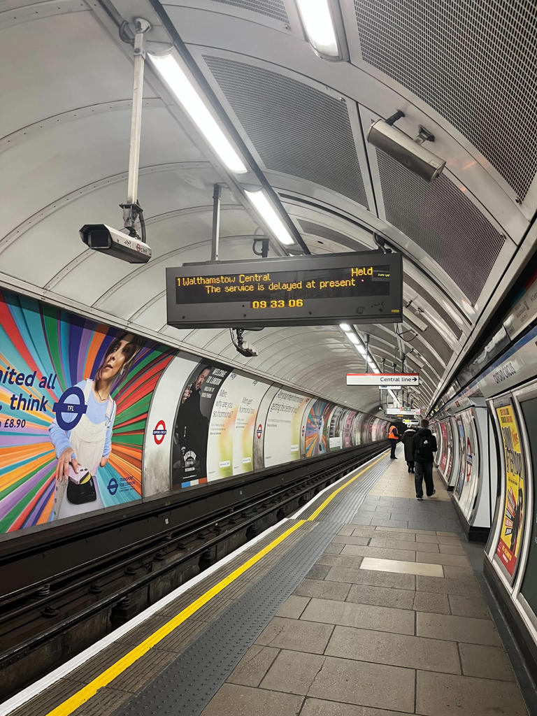 Victoria line down: Commuters stranded underground