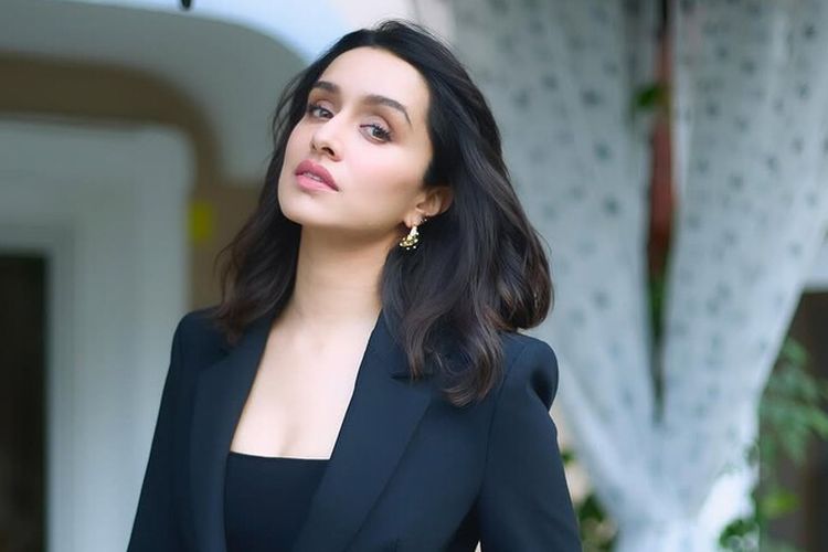 Aktris India Shraddha Kapoor tanggapi isu pernikahan dengan sang ...