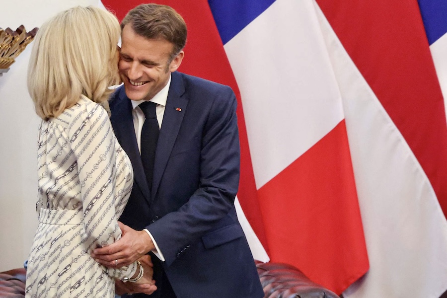 Brigitte Macron enlace Emmanuel à l’Élysée : une photo de tendresse ...