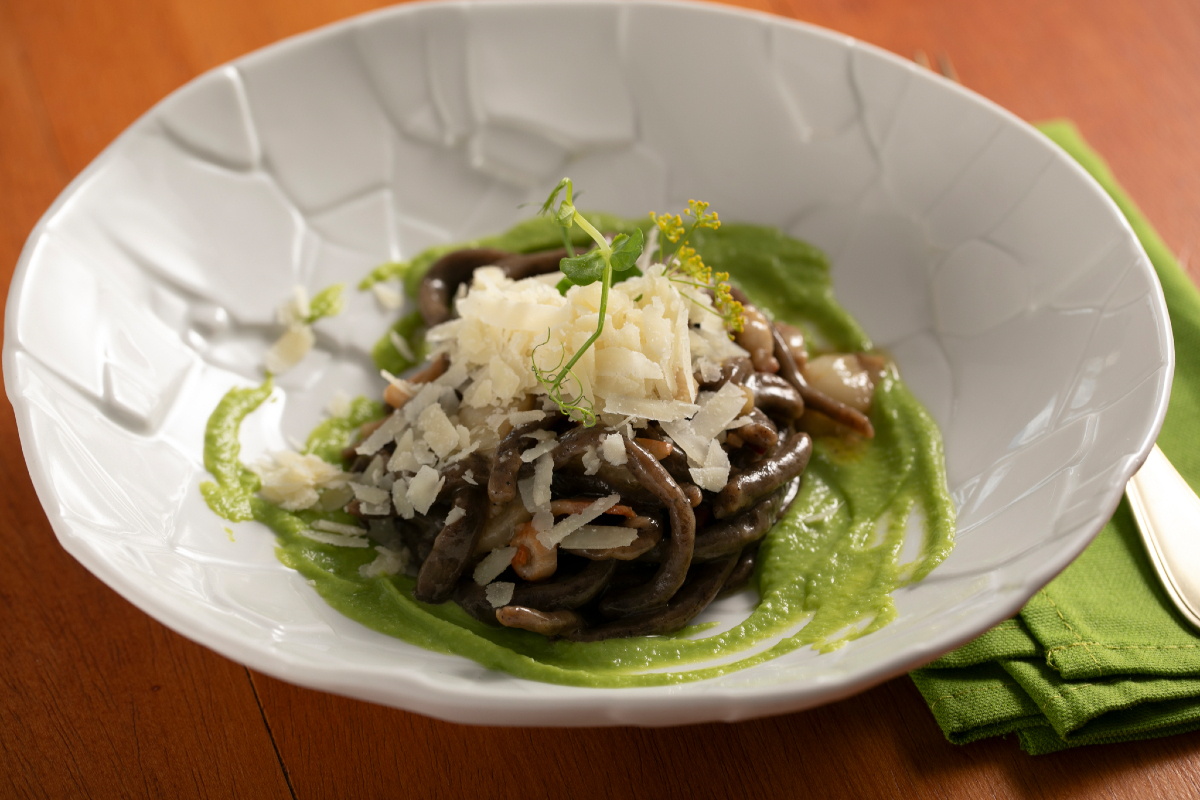 Coffee pici with garlic, bacon, and peas