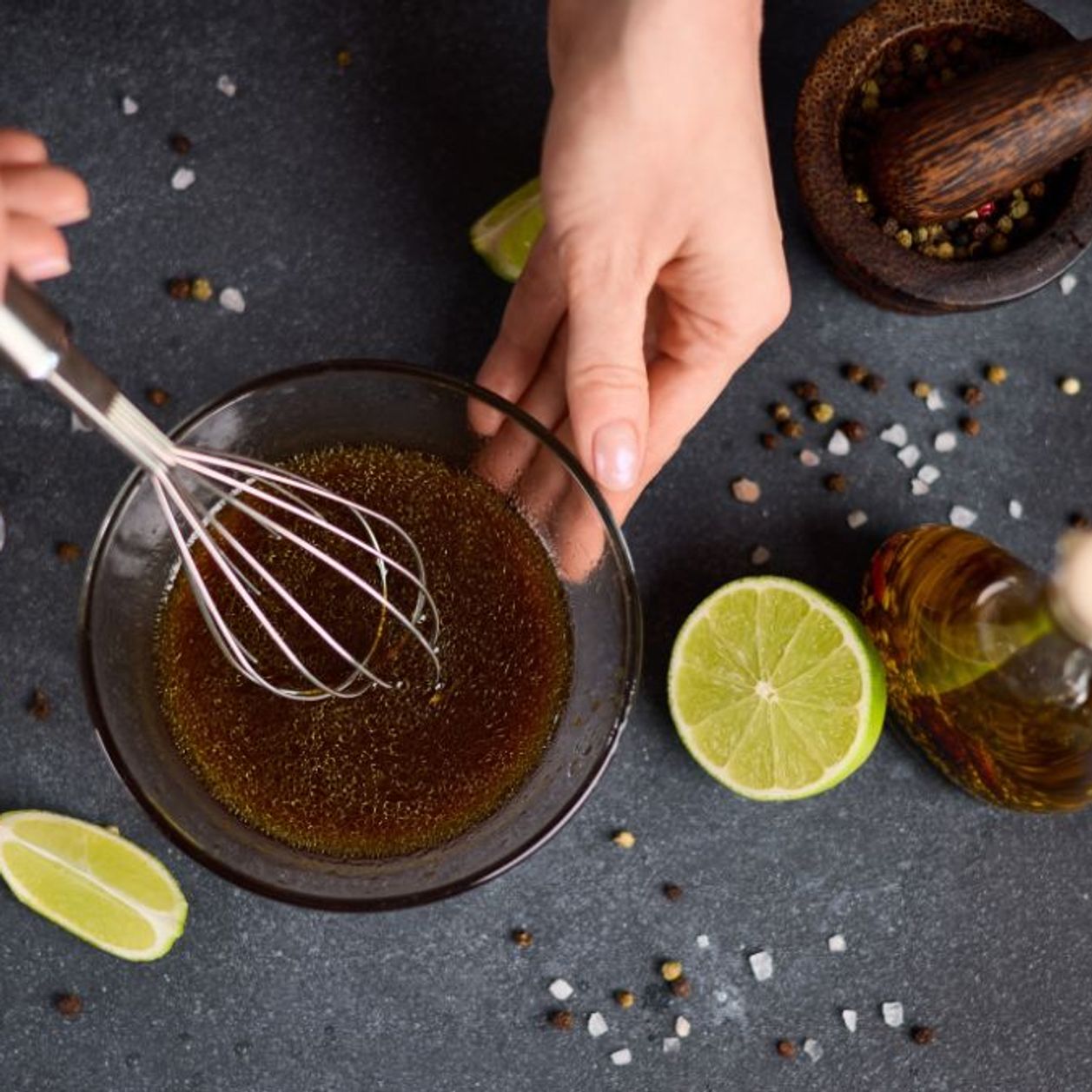 Ces gestes interdits en cuisine expliquent pourquoi vos sauces n’ont ...