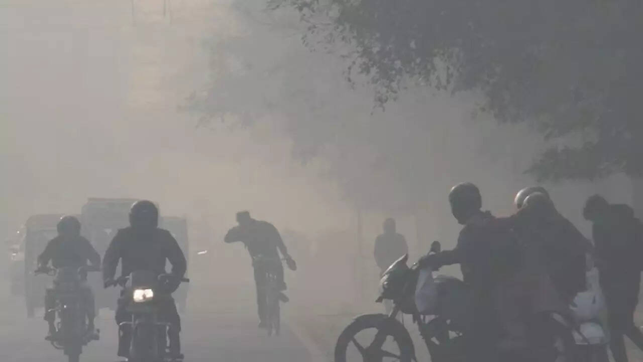 Delhi to witness near 0°C tonight? Dense fog likely across city, IMD ...