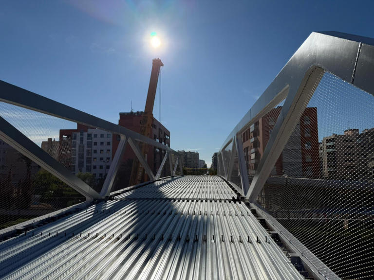 La pasarela peatonal de Altabix en Elche se abrirá al público en febrero