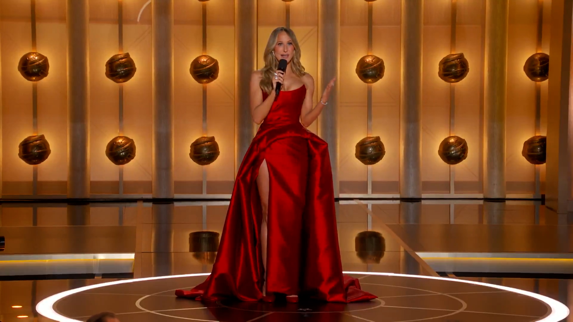 Nikki Glaser makes fun of Leonardo DiCaprio at the Golden Globes